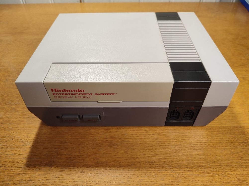 Nintendo NES mit Zubehör inkl. 2 RF Switches | Kaufen auf Ricardo