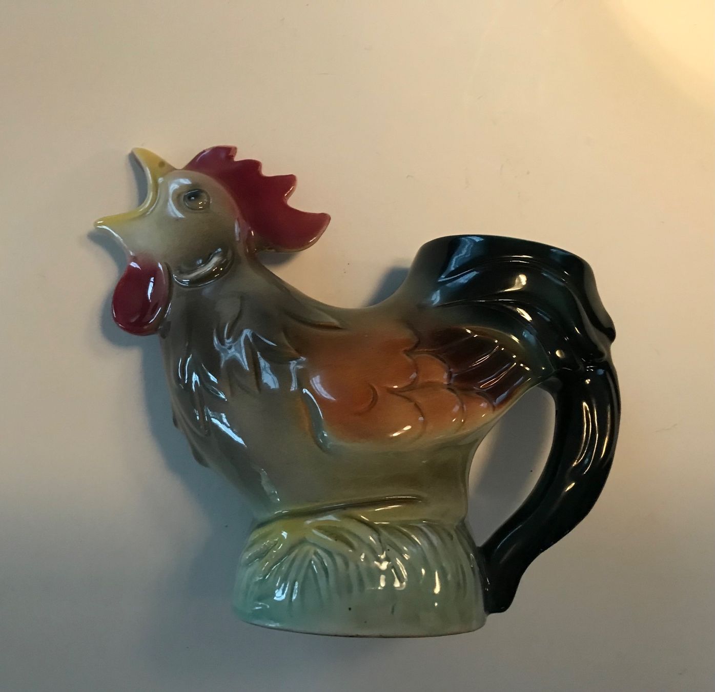 Lot de deux pichets vintage: un coq et feuille exotique 1950 (D ...