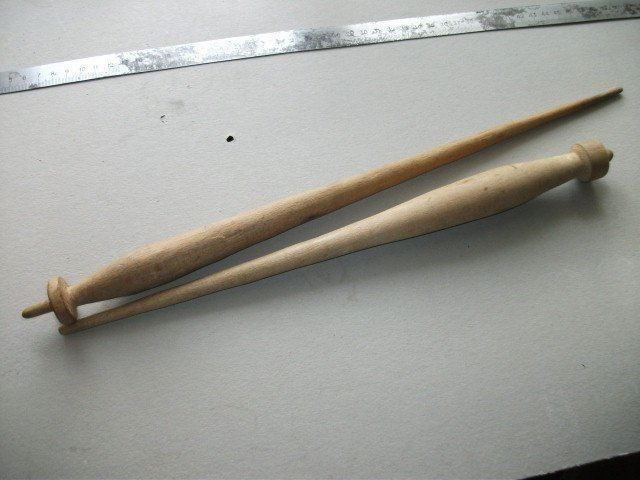 2 Spindel Hand Spinnerei Wolle aus Holz (Gebraucht) in für CHF 4 – mit ...