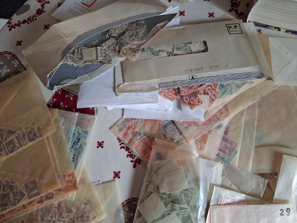 2,7 Kg. timbres suisses en vrac et triés par référence (D'occasion) à Sorvilier pour CHF 50 ...