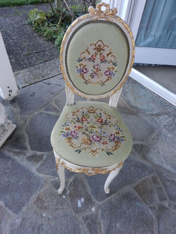 Antiker Gobelin Stuhl weiss mit Goldverziehrung (Gebraucht) in Wolfwil für CHF 50 – nur Abholung ...