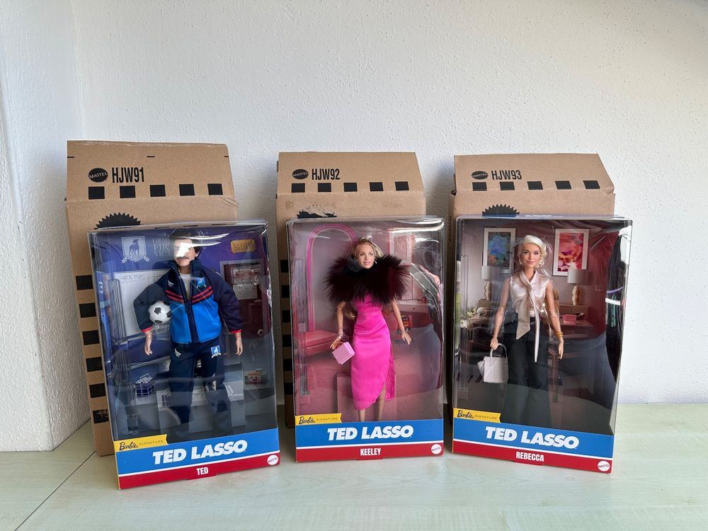 Barbie Signature Ted Lasso Puppen Ted, Keely und Rebecca (Neu und ...