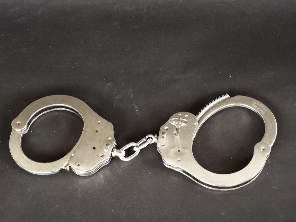 Handschellen der Polizei mit Schlüssel (Gebraucht) in Saas im Prättigau ...
