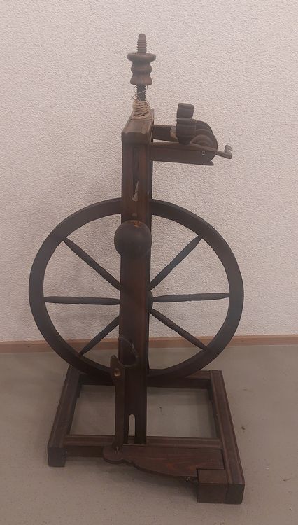 Antikes Spinnrad aus Holz - Nostalgie für Ihr Zuhause! (Gebraucht) in ...
