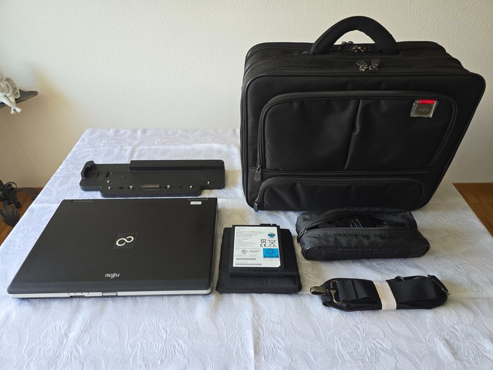 Fujitsu CELSIUS-H700, Dockingstation, Laptoptasche, Zubehör (Gebraucht ...