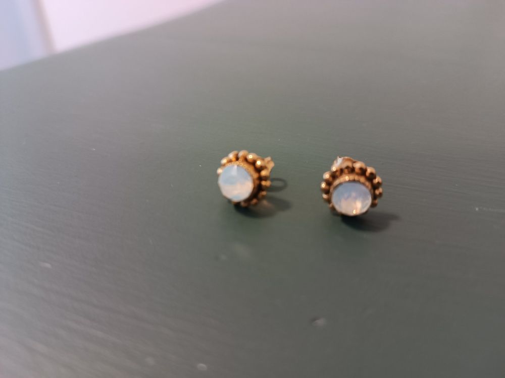 Gold Ohrstecker mit weissem Mondstein der Marke UNE LIGNE | Kaufen auf ...