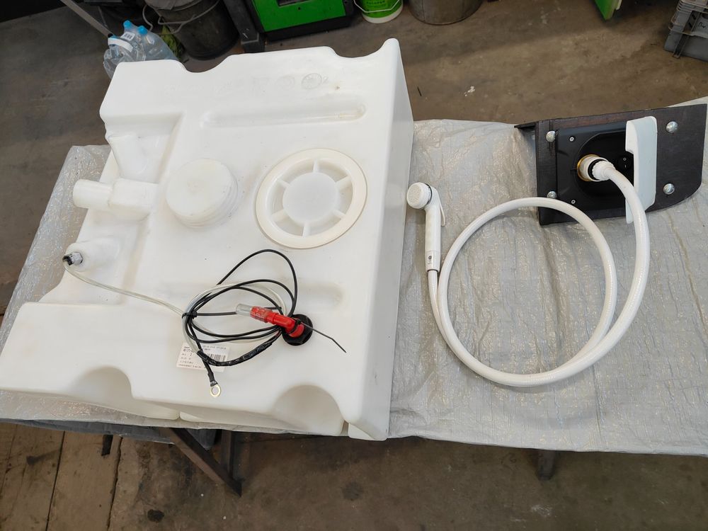 1x Frischwassertank mit Pumpe 12v Durchgang und Duschbrause (Gebraucht ...