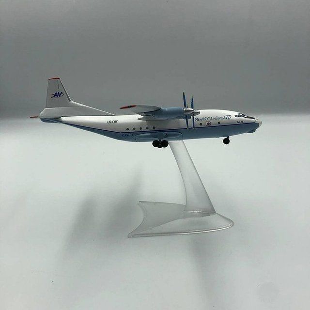 Antonov An-12 Aeroviz UR-CBF 1/200 (Neu und originalverpackt) in ...