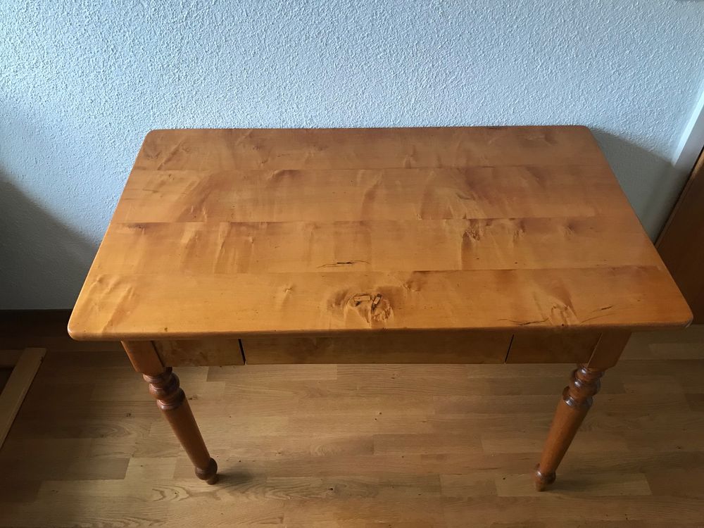 TISCH mit gedrechselten Beinen und Schublade, wohl Ahornholz (Gebraucht ...