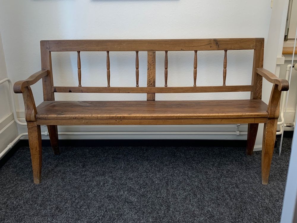 Antike mittelbraune Bank aus Holz für Warteraum, (Gebraucht) in für CHF ...
