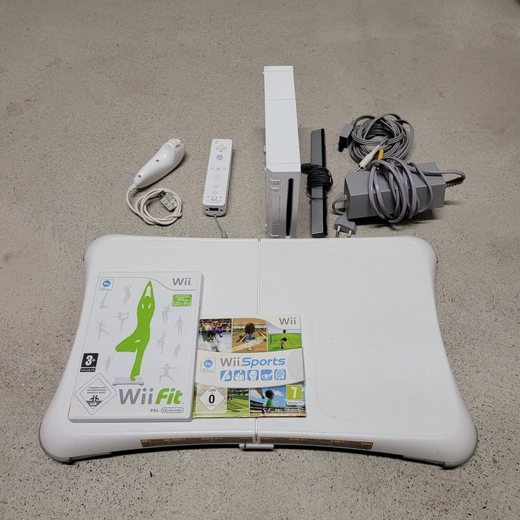 Nintendo Wii Konsole + Wii Fit und Wii Sports (Gebraucht) in Domat/Ems ...