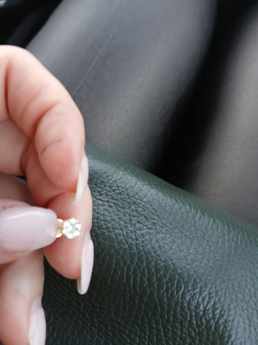 1 Stk, 0.7 CtDiamantohrstecker in Form einer kleinen Blume. (Gebraucht ...