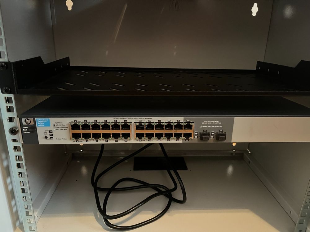 19 Zoll Rack mit Switch | Kaufen auf Ricardo