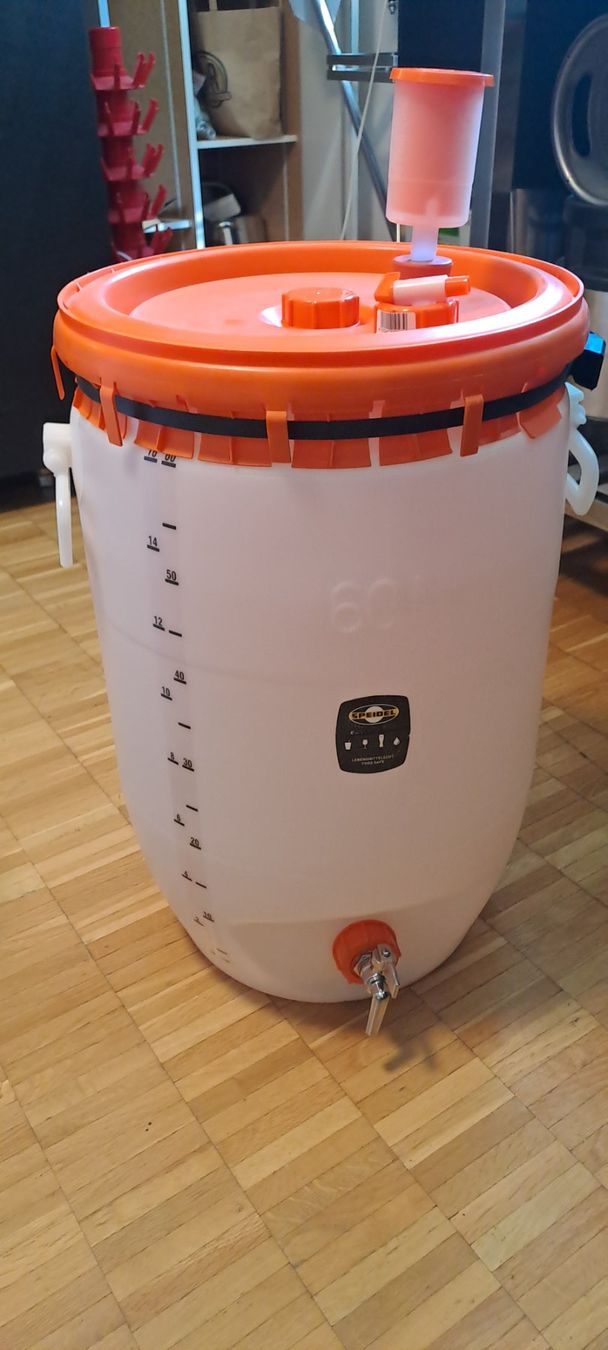 Gärtank 60 Liter rund mit Deckel inkl.Edelstahlhahn (Gebraucht) in Therwil für CHF 30 – nur ...