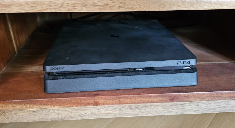 PS 4 mit fünf Spielen (Gebraucht) in Sempach für CHF 150 – mit ...