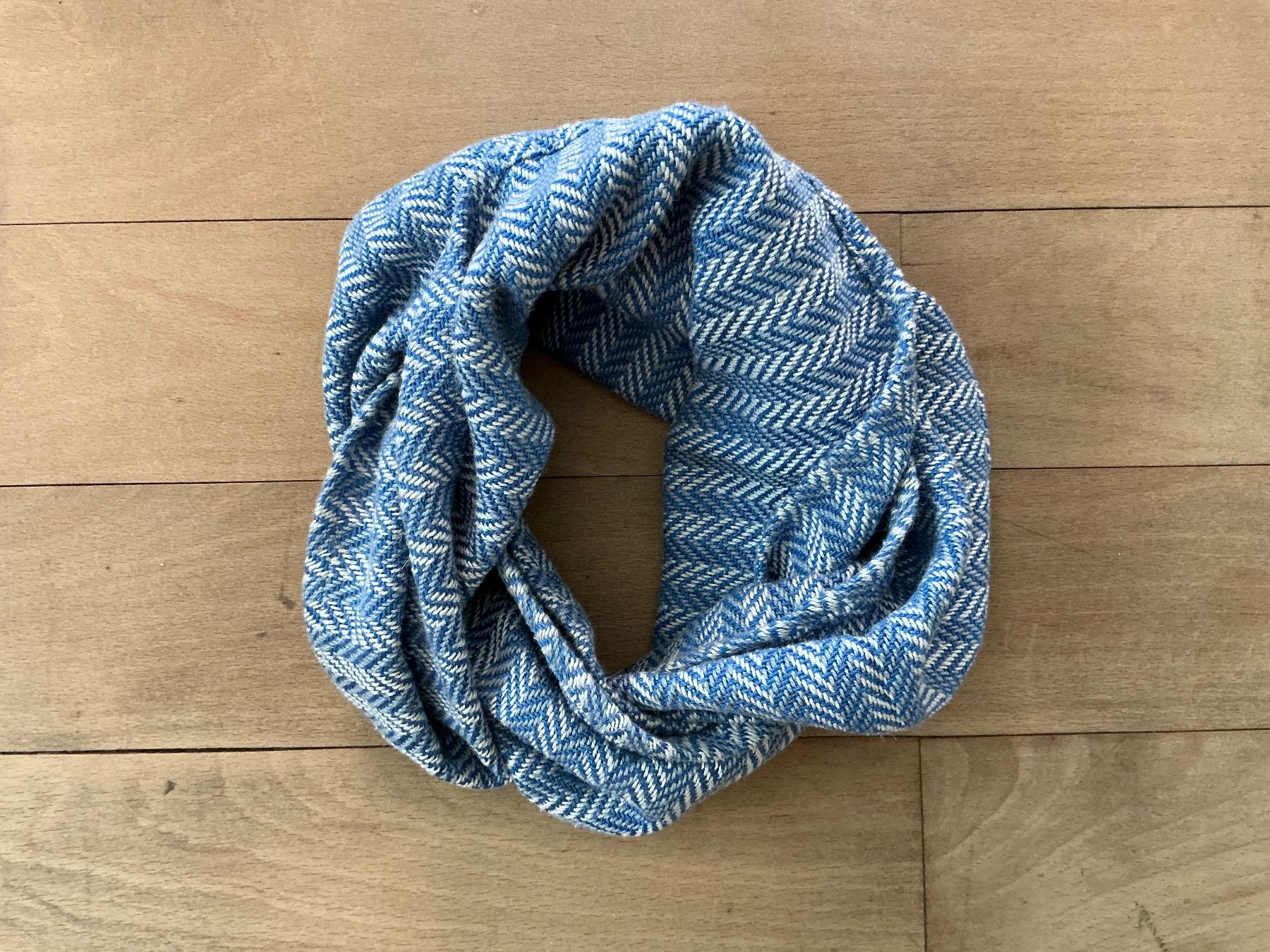 Handgewobener Schal, blau / grau, in der Schweiz hergestellt (Neu ...