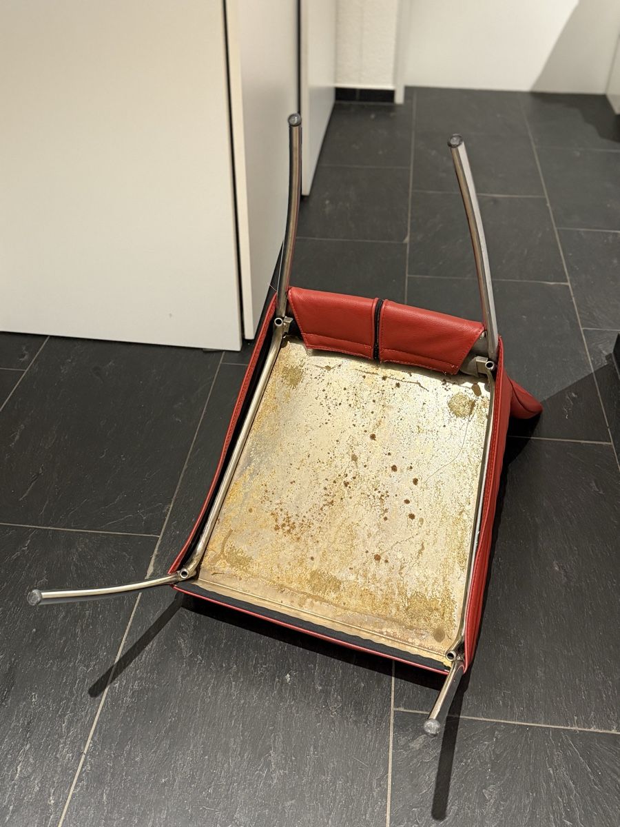Roter Stuhl mit Chrom-Beinen, Leder, Top Zustand (Gebraucht) in ...