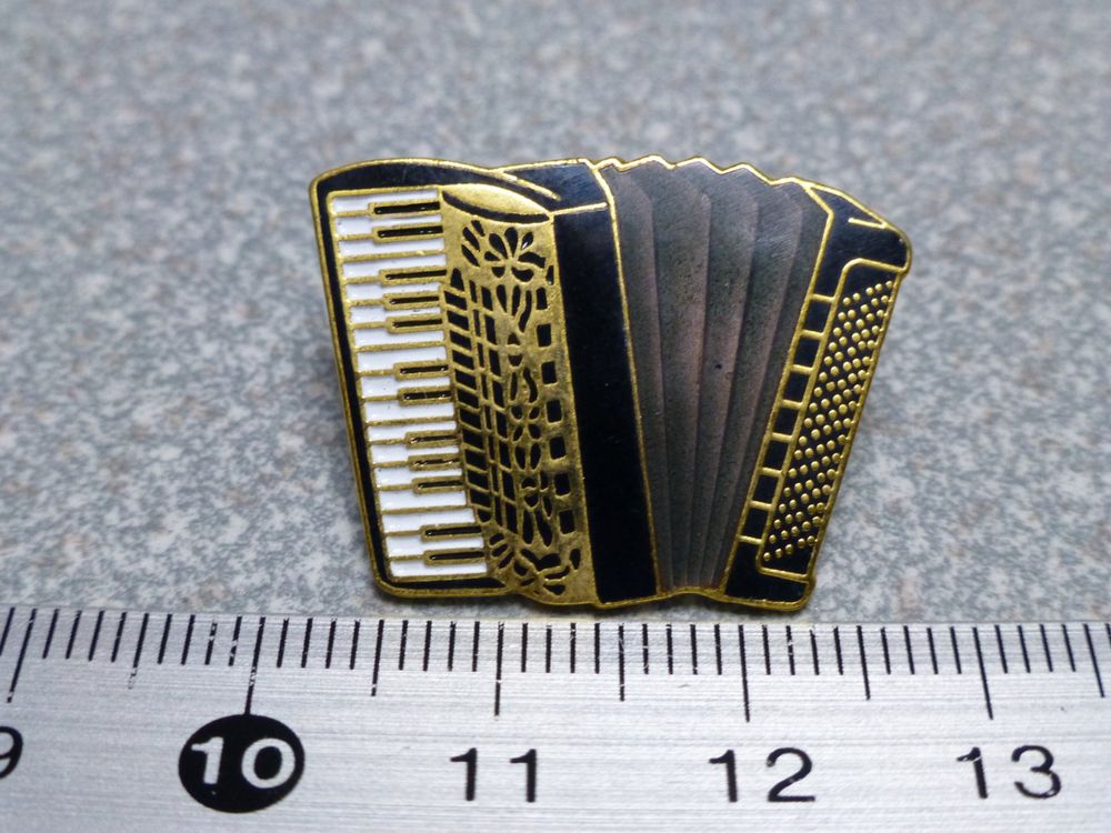 PIN PINS MUSIK Handorgel Ziehharmonika Harmonika (Gebraucht) in Gränichen für CHF 5 – mit ...