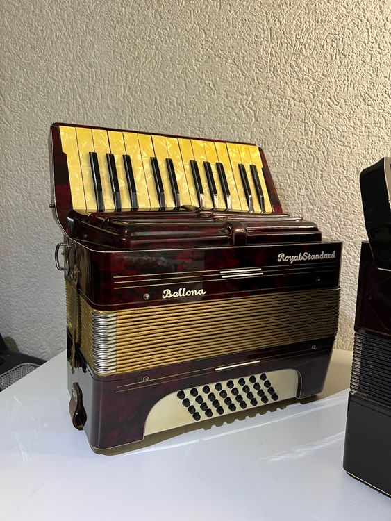 2 Akordeon Royal Standard (Gebraucht) in Dietikon für CHF 102 – mit ...
