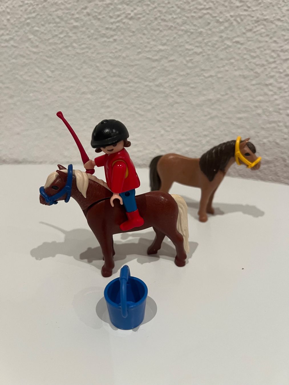 Playmobil Mädchen mit zwei Ponys und Eimer (Gebraucht) in Brunnen für ...