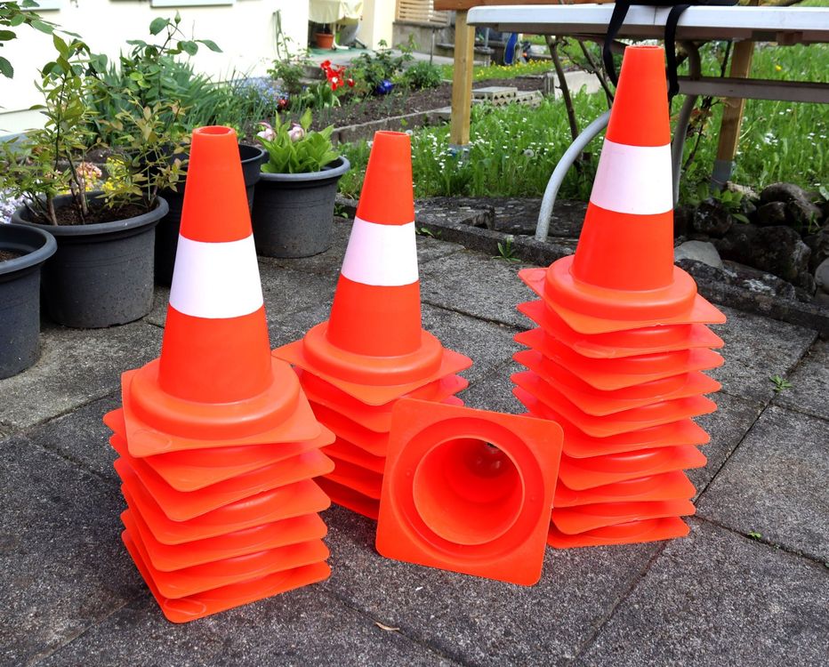 Pylonen für Absperrung, Fussballtraining, Hundesport, usw. | Comprare ...