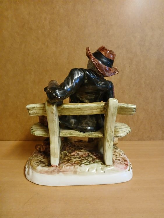 Keramikfigur Mann mit Hut auf Bank mit Weinflasche (Gebraucht) in ...
