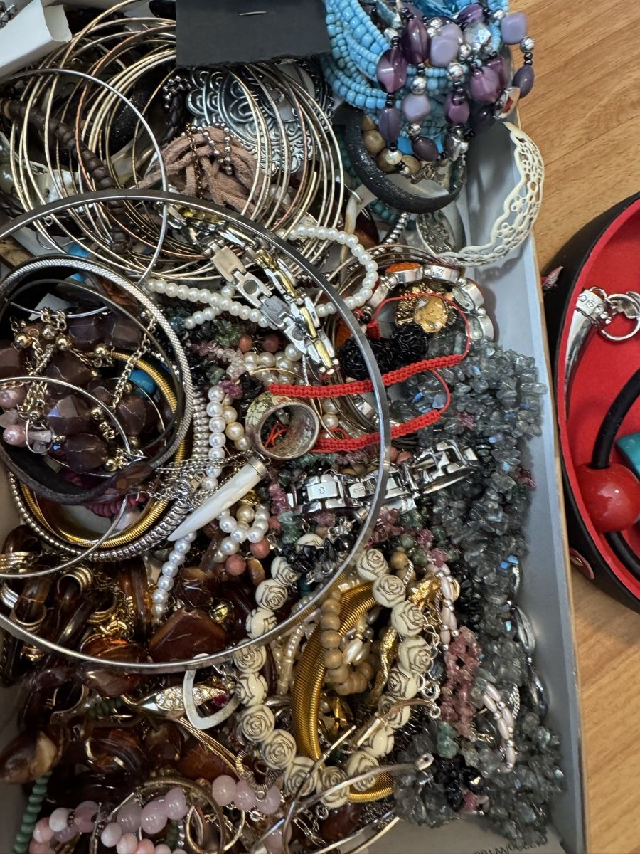 bijoux divers (D'occasion) à Monthey pour CHF 75 – avec livraison ...