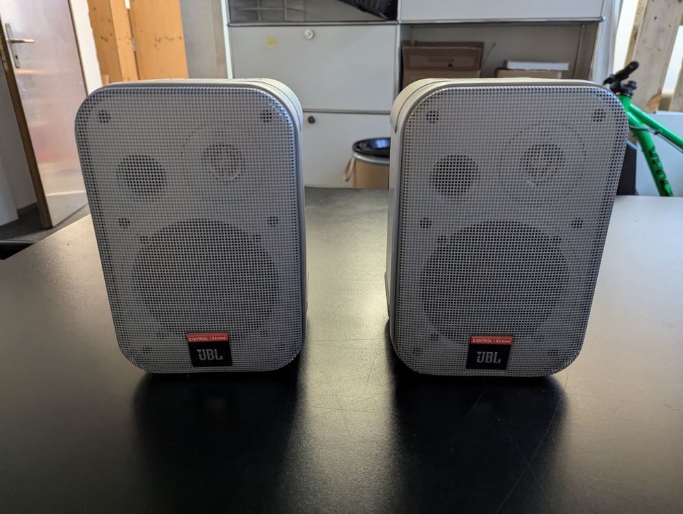 2x JBL Control One Xtreme Lautsprecher mit Wandhalterung (Gebraucht) in ...