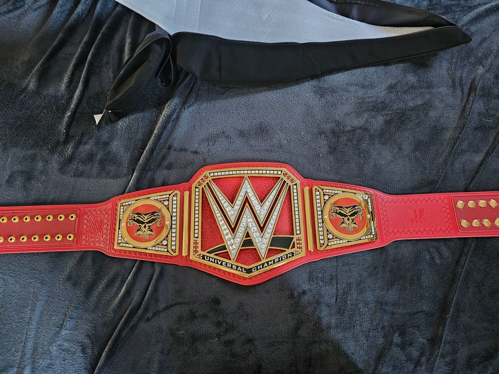 WWE Universal (Red) Replica (Neu (gemäss Beschreibung)) in St. Gallen ...
