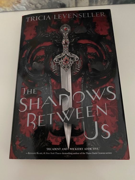 The Shadow between us by Tricia Levenseller (Neu (gemäss Beschreibung ...