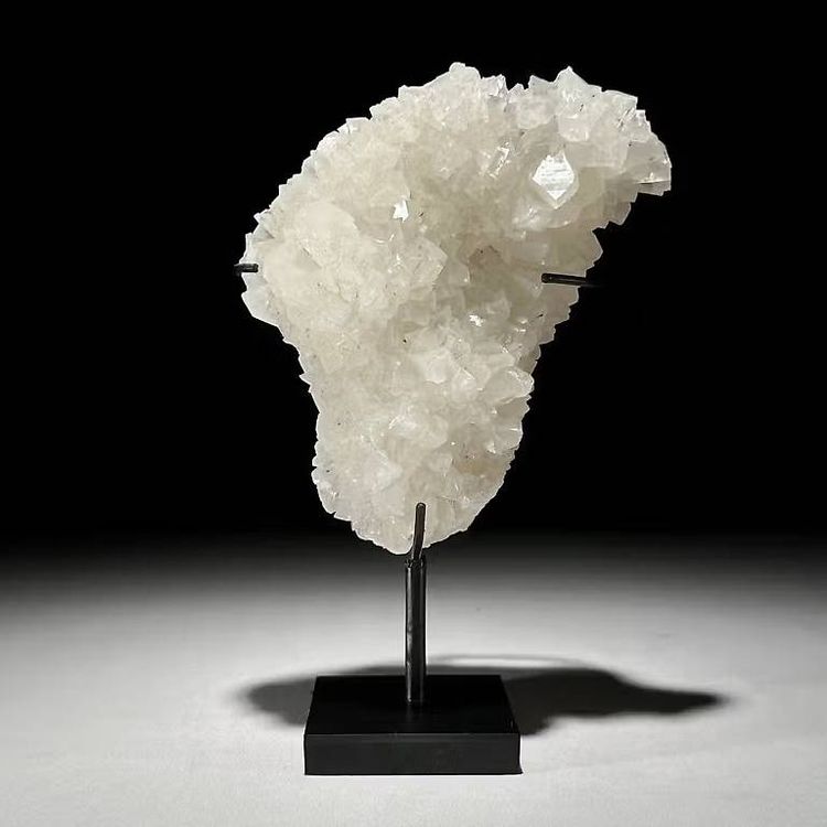 Cluster di Calcite bicolore in cristalli trigonal (Nuovo (secondo la ...