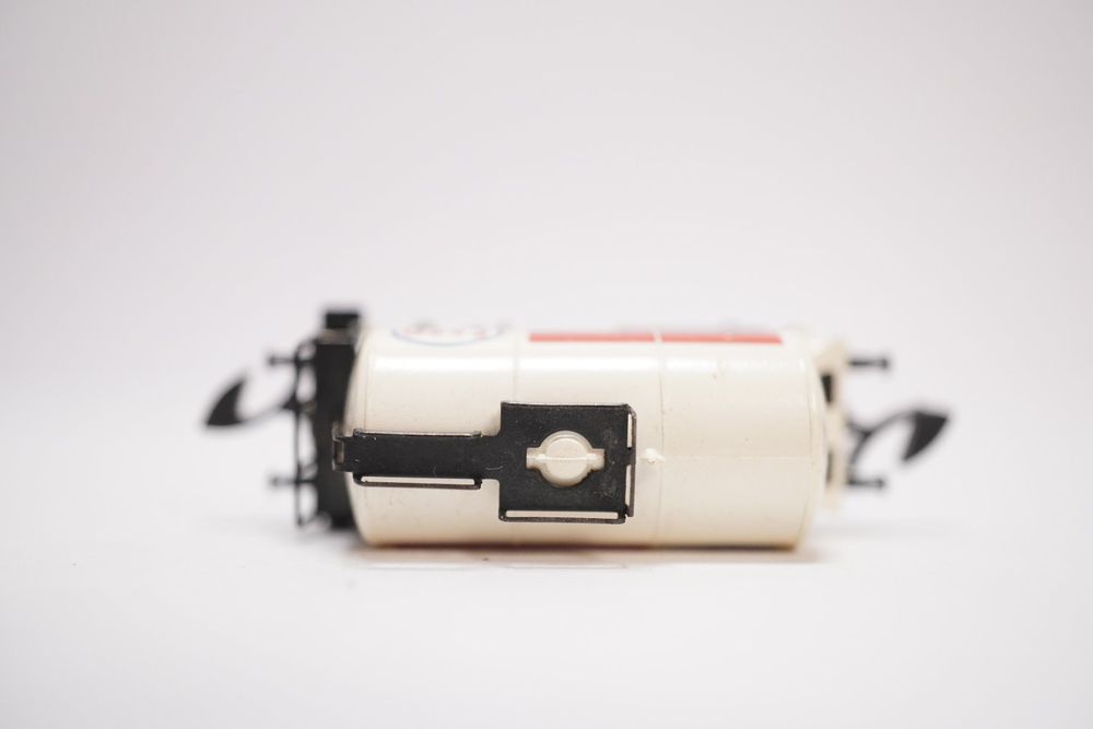 e33 Märklin 8612 DB Tankwagen Esso 2-achs (Gebraucht) in Thun für CHF 12 – mit Lieferung auf ...