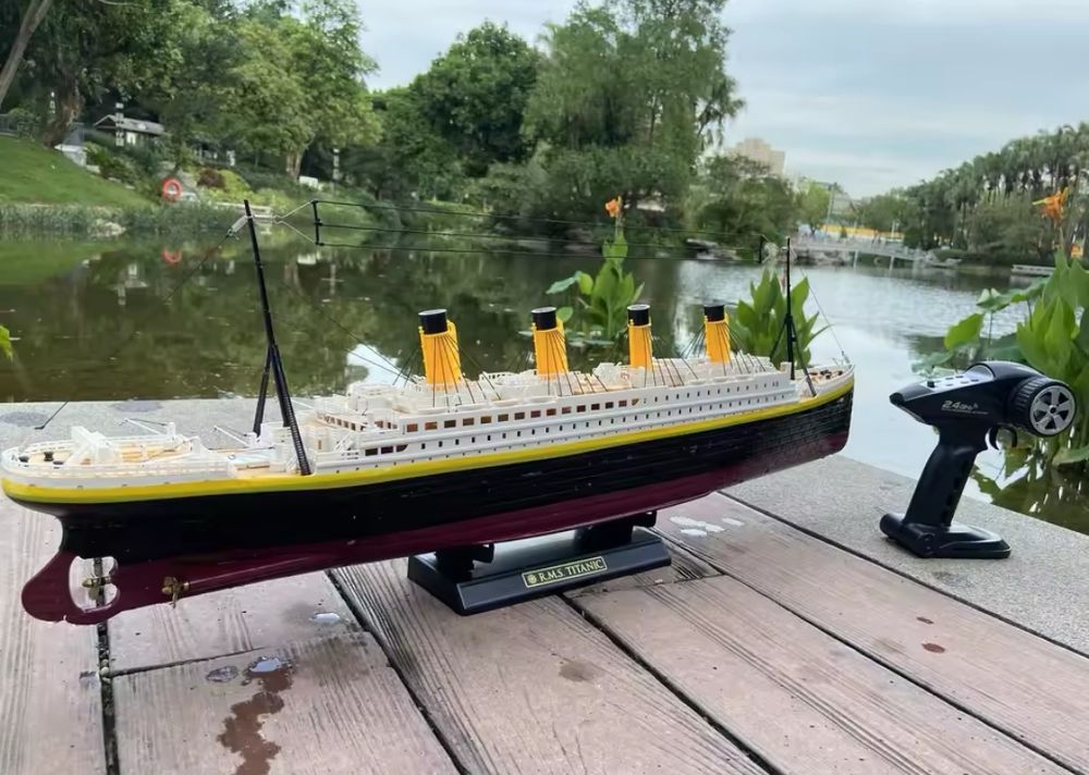 bateau télécommande titanic 1/325 ( 81 cm) (Neu (gemäss Beschreibung)) in Neuchatel für CHF 199 ...