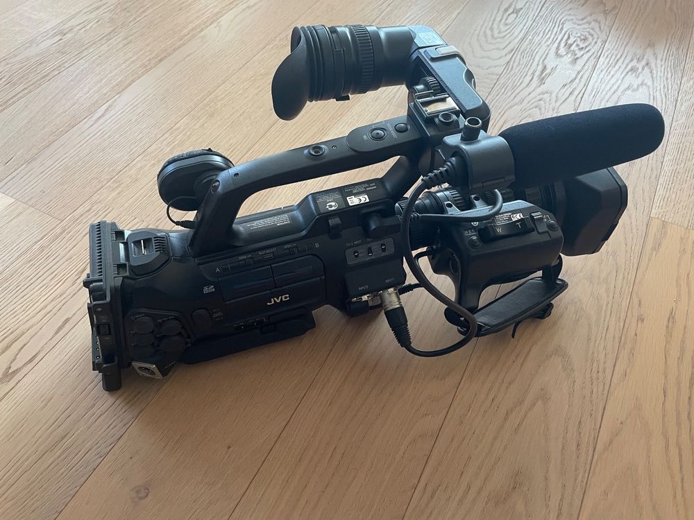 Profi Camcorder JVC GY-HM700 inkl. Zubehör (Gebraucht) in Lupsingen für ...