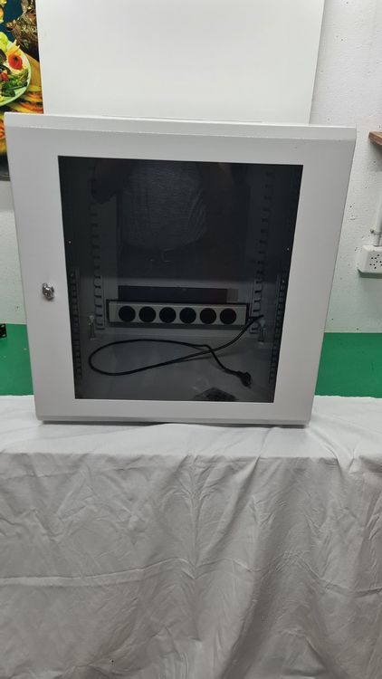 Netzwerk Rack grau mit Glastüre und Steckerleiste | Kaufen auf Ricardo