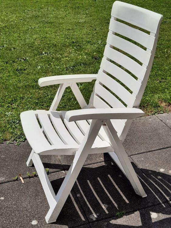 4 Weisse Gartenstühle, Kunststoff, klappbar (Gebraucht) in Langenthal für CHF 10 – nur Abholung ...