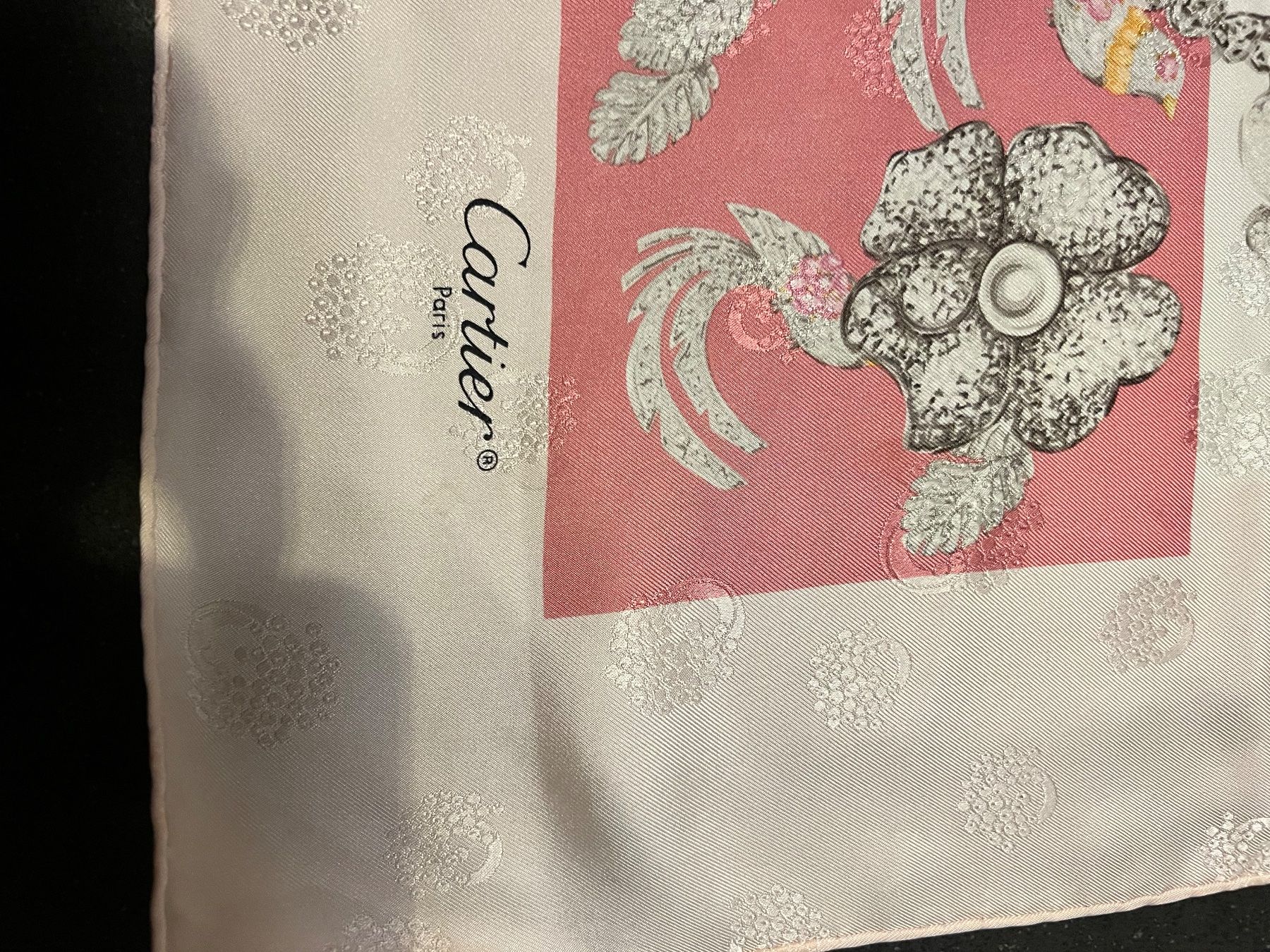 Foulard en soie Cartier, motif bijoux et oiseaux (Neuf avec emballage d ...