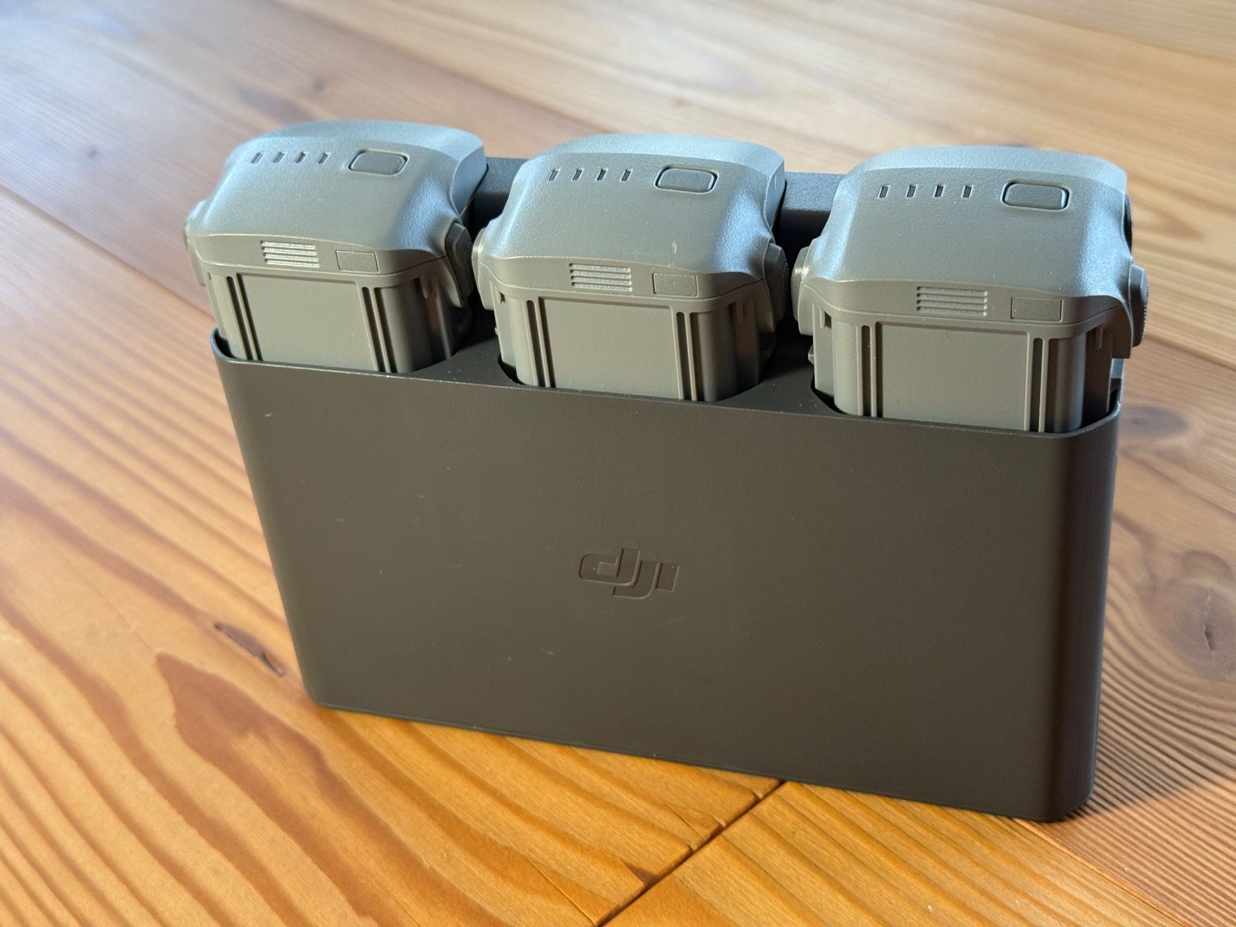 DJI Mavic Air 3: drei Akku mit Ladestation, neuwertig (Gebraucht) in ...