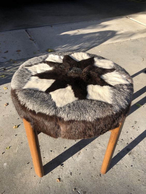 Vintage Hocker mit Fellbezug, ideal für die kalte Jahreszeit (Gebraucht ...
