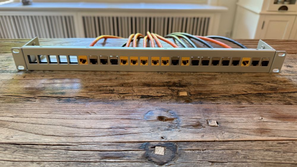 Unifi Patch Panel 24 Port mit Kabeln | Kaufen auf Ricardo