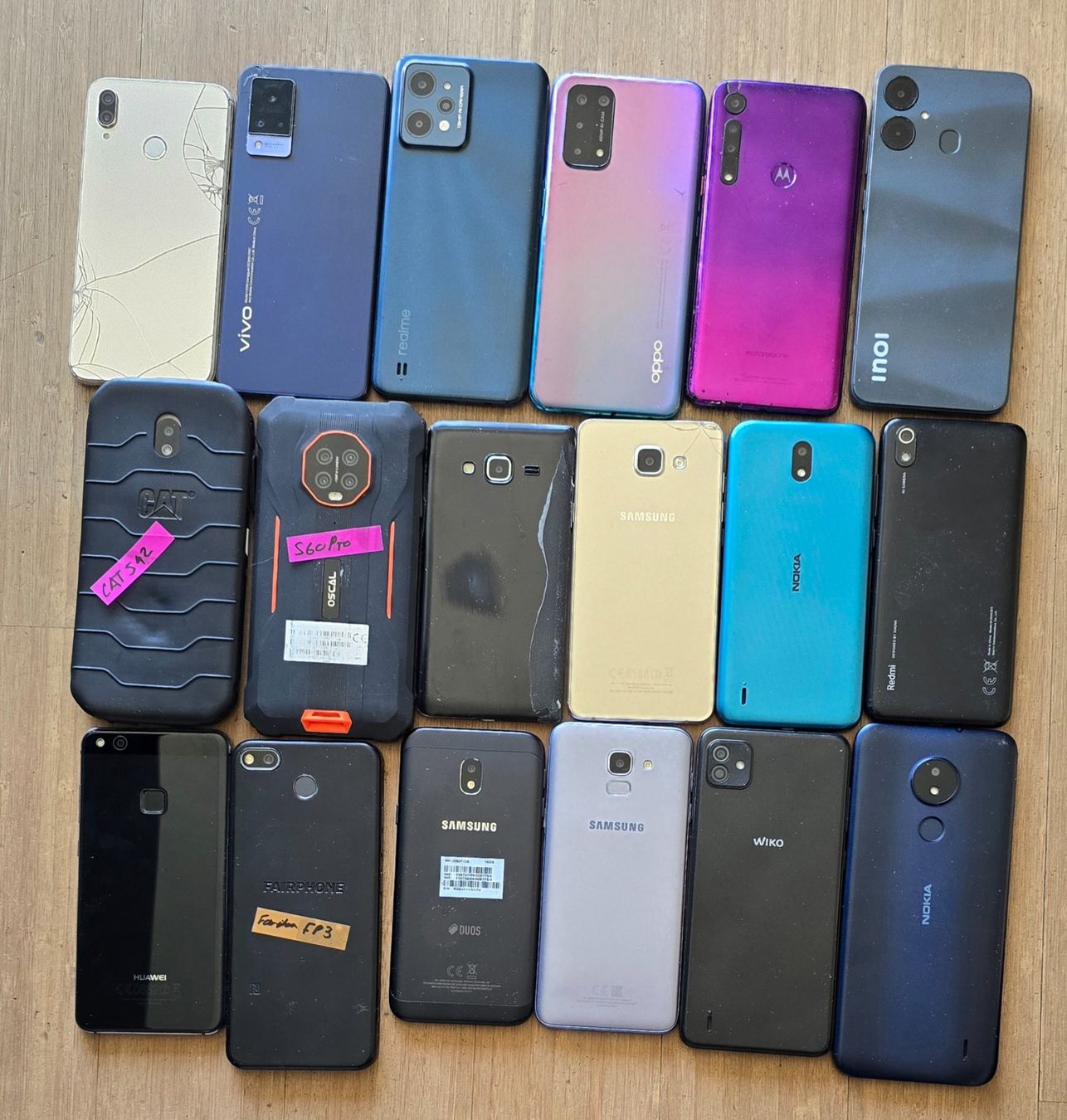 24 diverse Samsung, Fairphone, INOI, Redmi, OPPO, TCL (Gebraucht) in ...