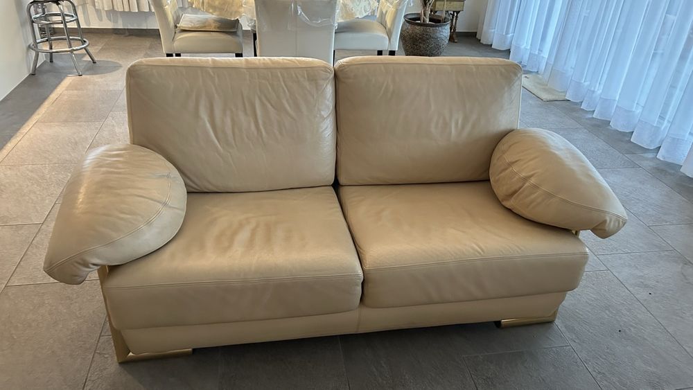 Exklusives Ledersofa 2er mit Goldapplikationen (Gebraucht) in Fällanden für CHF 100 – nur ...