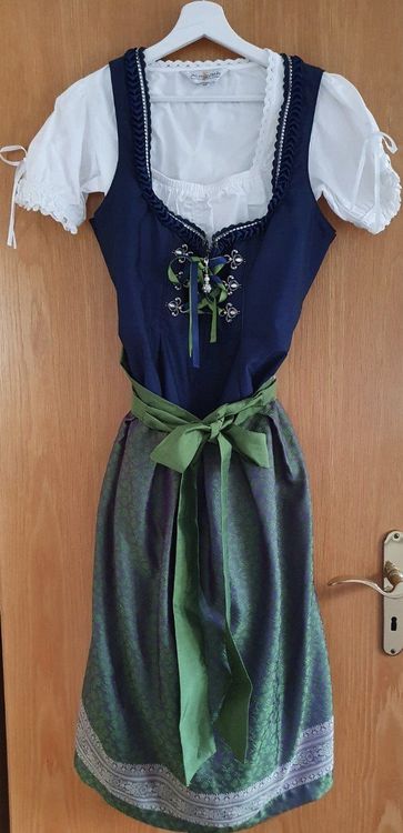 Dirndl Mit Bluse Und Schurze