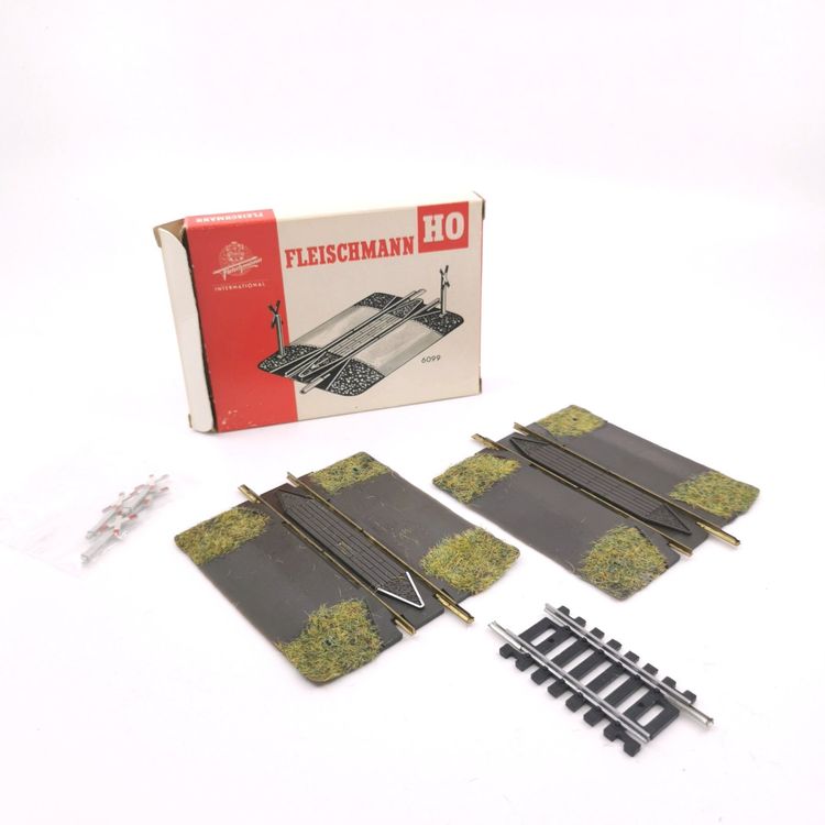 Fleischmann 6099 2 Bahnübergänge mit Andreaskreuzen in OVP | Kaufen auf ...
