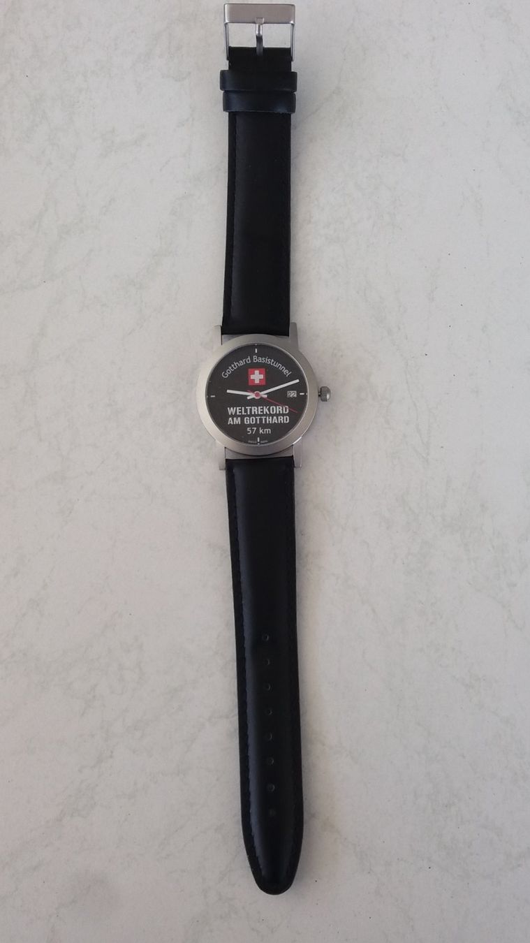 MONTRE A QUARTZ , TUNNEL DE BASE DU GOTTHARD 2011 avec étui (Neu und ...