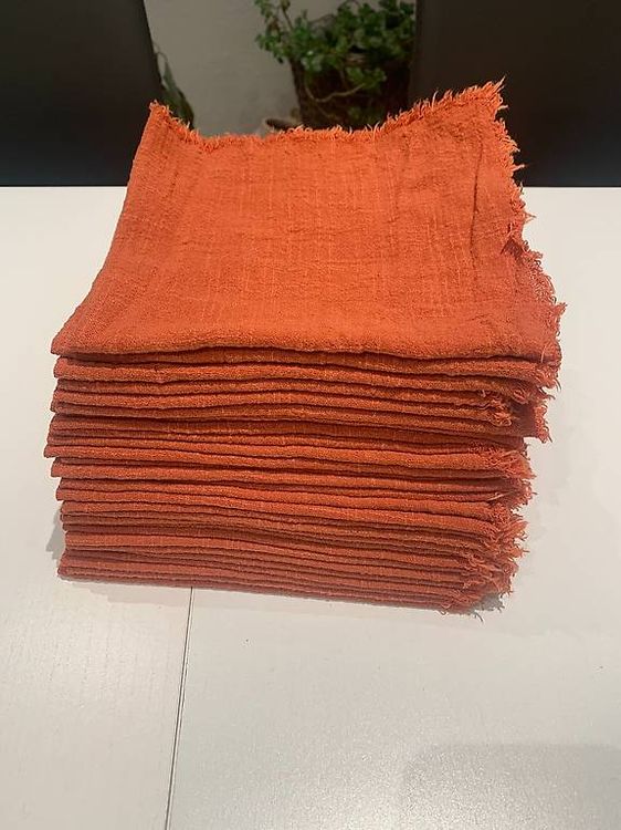 Un chemin de table et 18 serviettes en tissu (D'occasion) à Fribourg ...