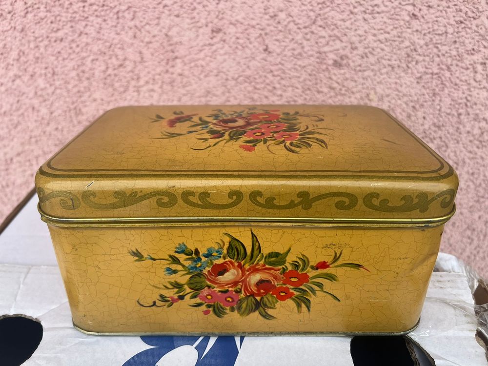 Alte Blechdose/Guetzlibüchse, beige, Blume rot (Gebraucht) in Egg b ...