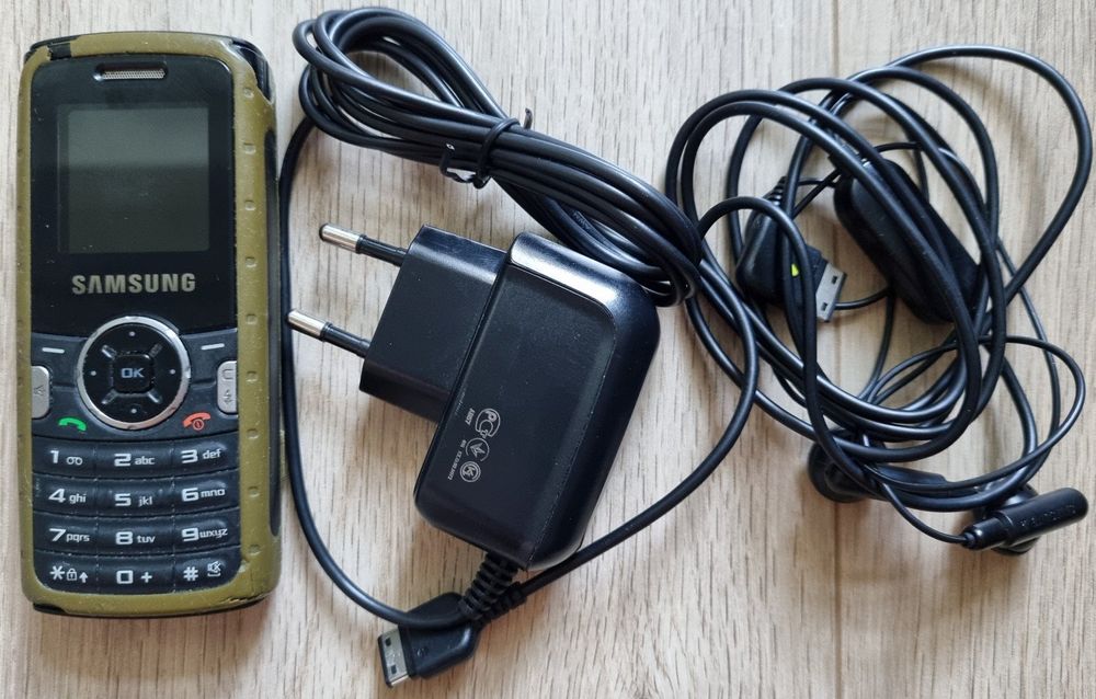Samsung GT-E1150i retro outdoor Natel + Ladegerät + Headset | Kaufen ...