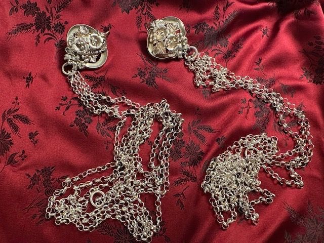 Tracht, Trachtenschmuck, Berner Tracht (Gebraucht) in Hindelbank für CHF 270 – mit Lieferung auf ...