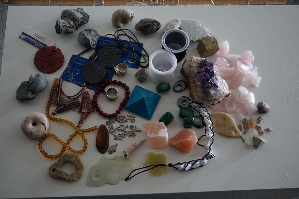 Tisch voller Mineralien Fossilien Ringe usw WOW (Neu und originalverpackt) in Wetzikon für CHF ...